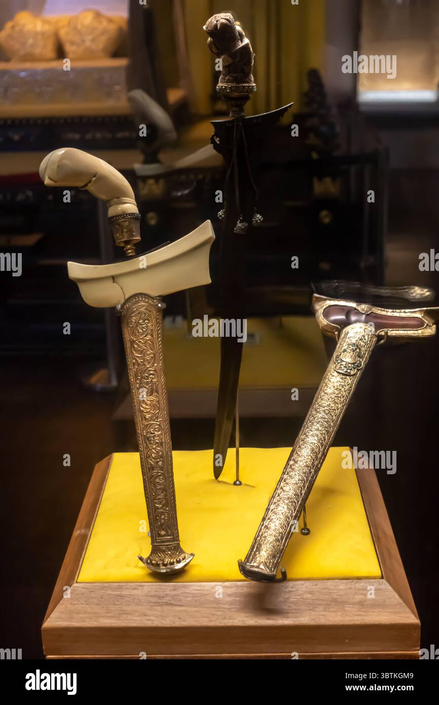 Celebes Kiris, Sulawesi, Indonesia, sheath and ferrule are gold-plated ...