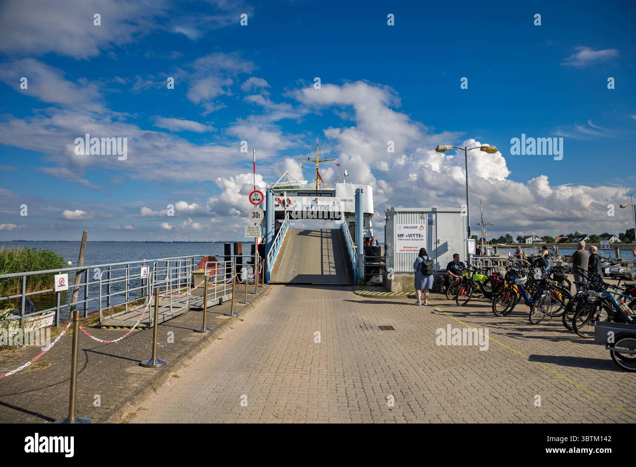 14.07.2025: Die Fähre Vitte legt im Hafen von Vitte an Vitte Insel ...