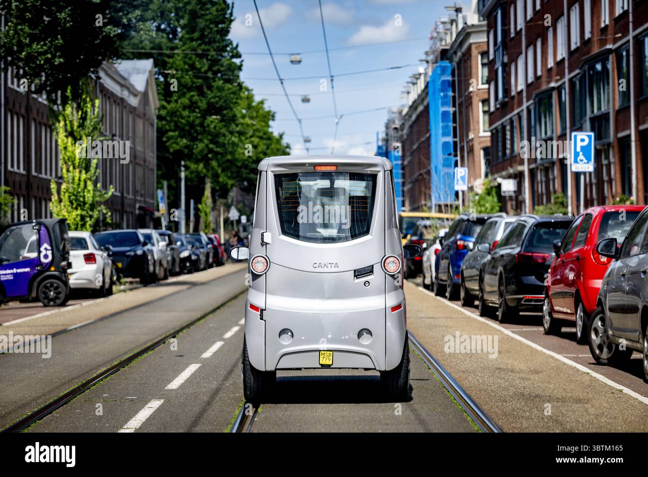 AMSTERDAM - A canta car on the road ANP /HOLLANDSE HOOGTE /ROBIN ...
