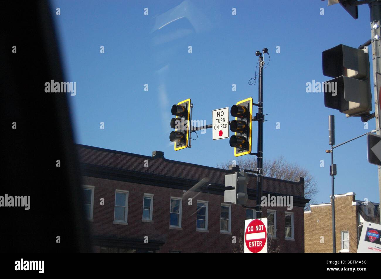 Traffic lights in Washington DC near building with signs, car window ...