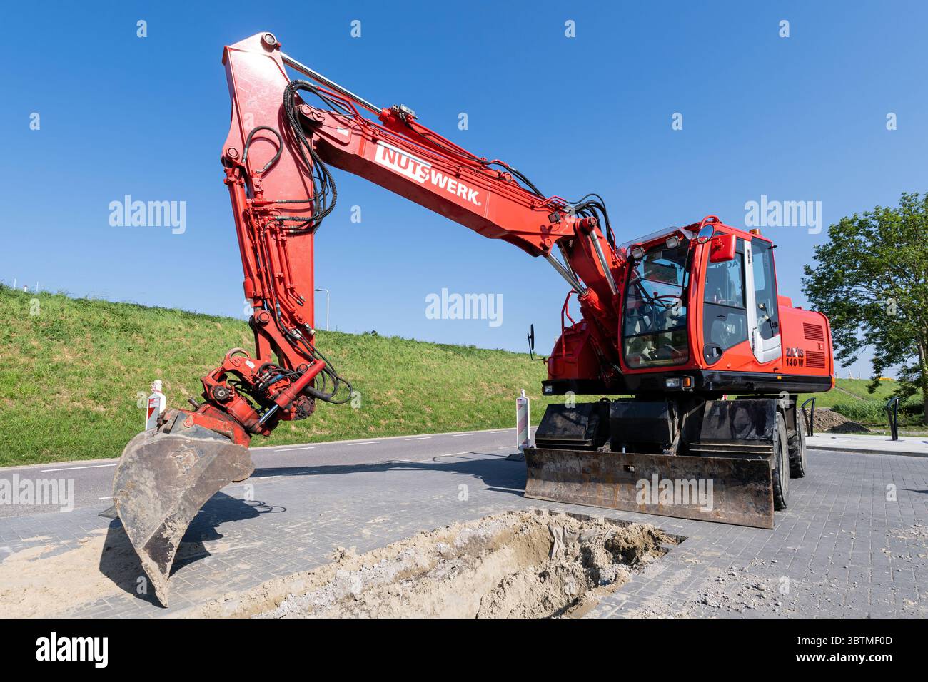 Nutswerk Hitachi Zaxis 140W excavator Stock Photo - Alamy