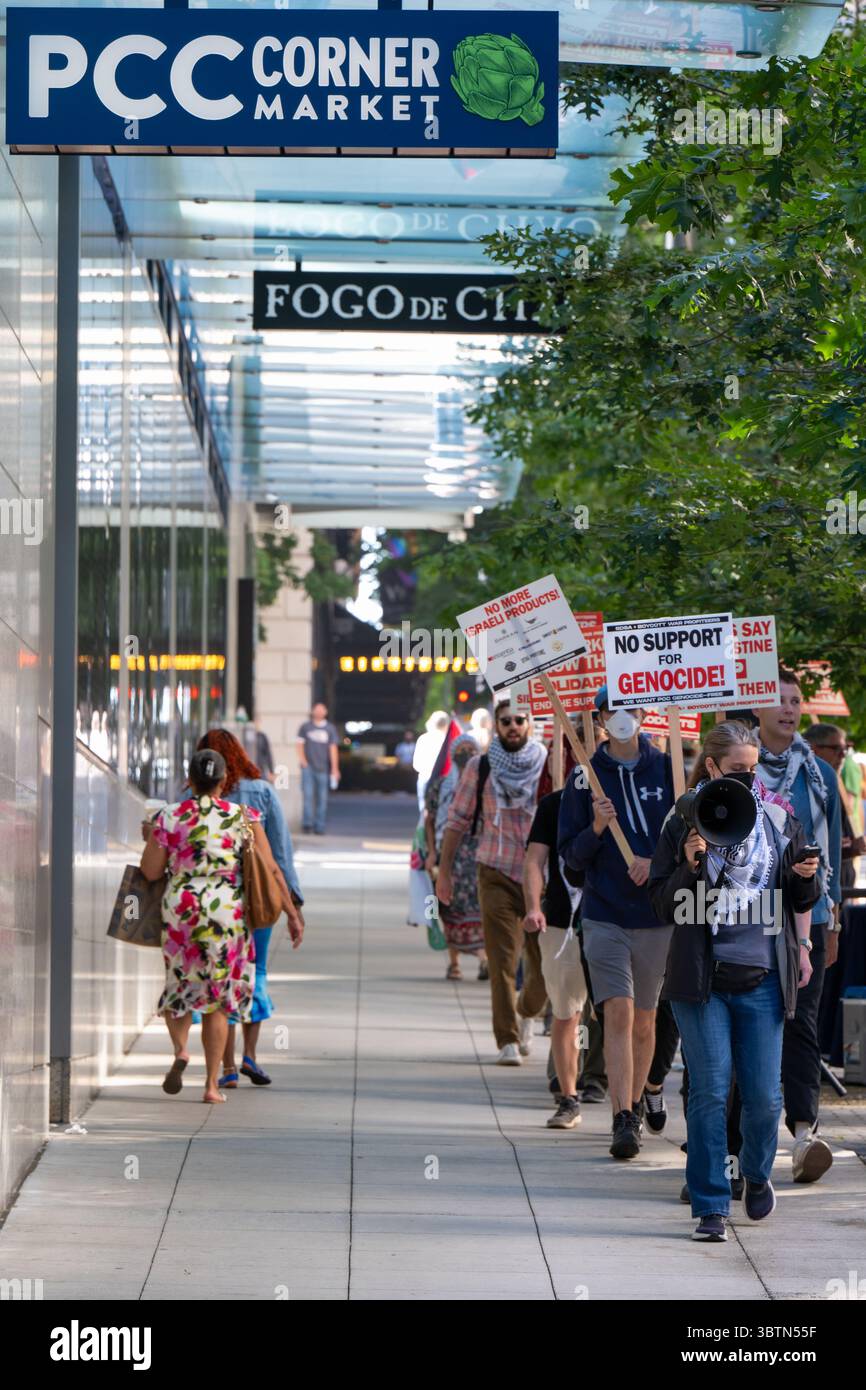 Seattle, USA. 15th Jul 2025. Just after 9:00am the Democratic ...