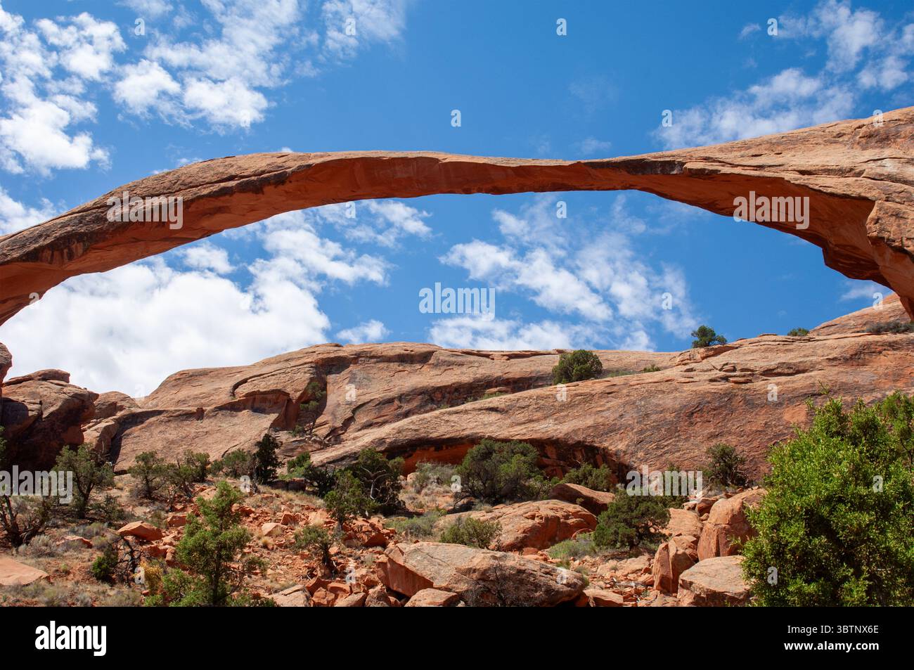 ARCHES NATIONAL PARK, MOAB, UTAH, USA: Measuring 290 feet from end to ...
