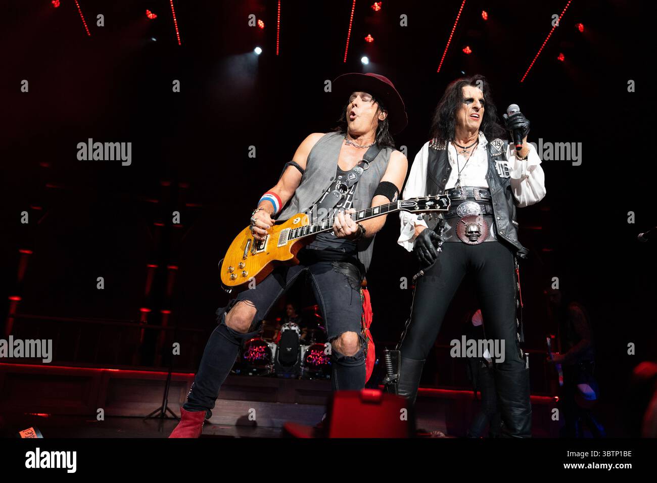 Alice Cooper singing at Freak on Parade with Ryan Roxie Stock Photo - Alamy