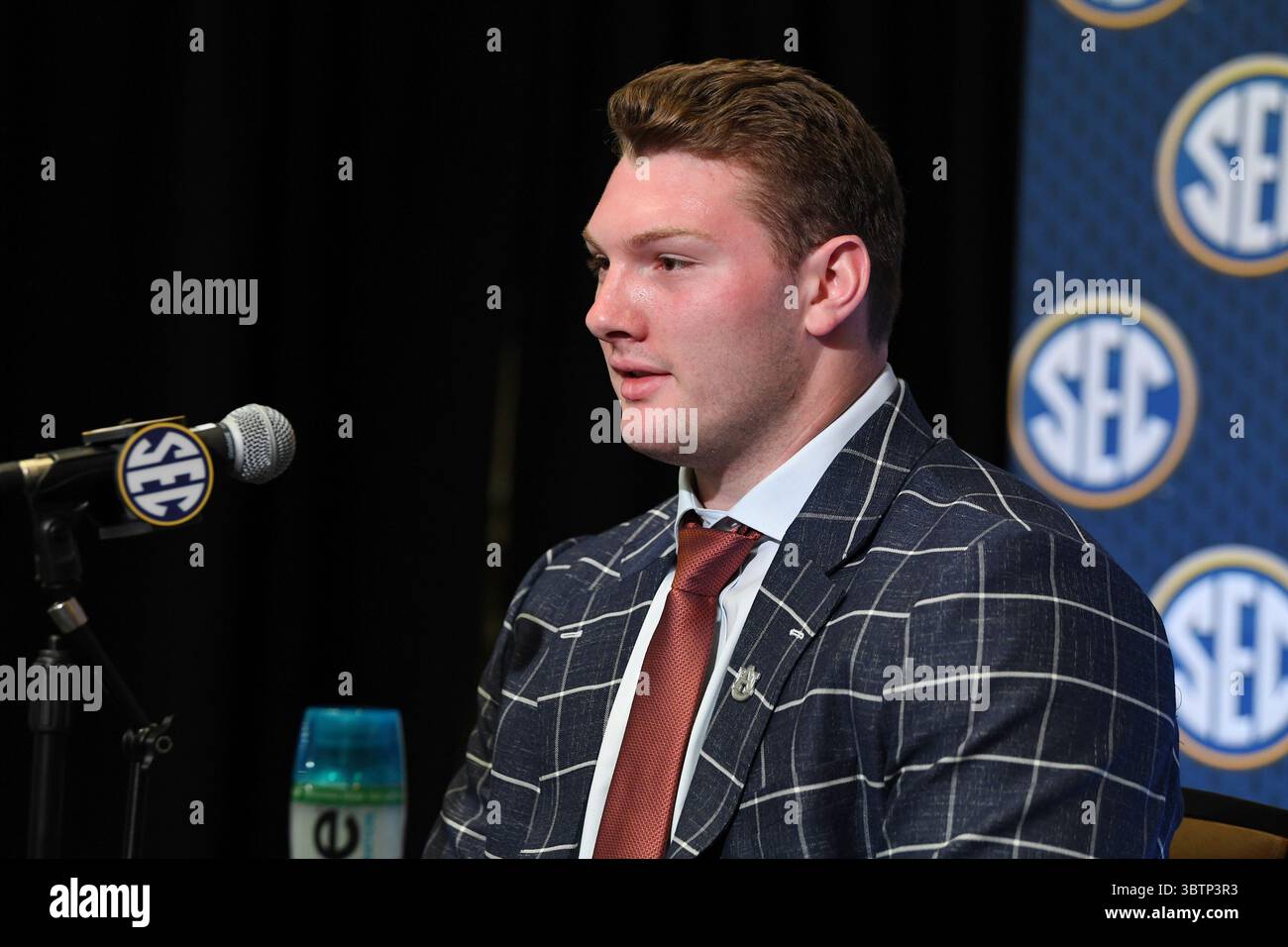 ATLANTA, GA - JULY 15: Auburn Tigers offensive linemen Connor Lew (75 ...