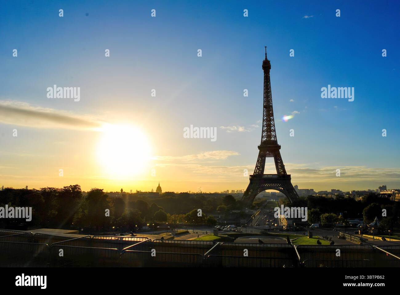 Eiffel Tower in Paris at sunset, view from Trocadéro with clear sky and ...
