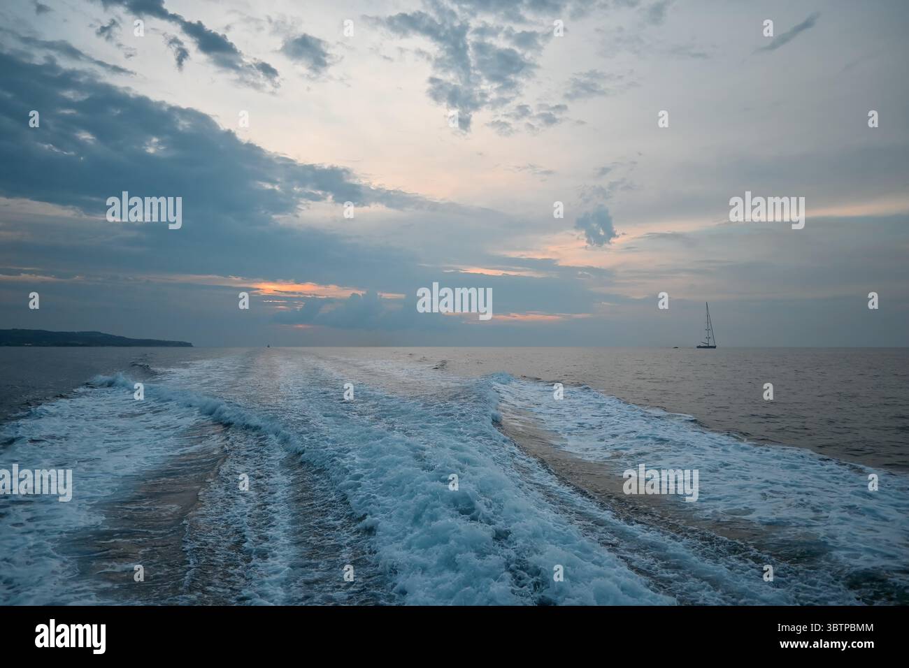 Waves trailing behind moving boat hi-res stock photography and images ...