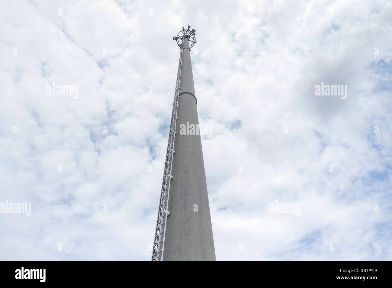 Funkmast der Deutschen Telekom im Großenhainer Ortsteil Bauda ...
