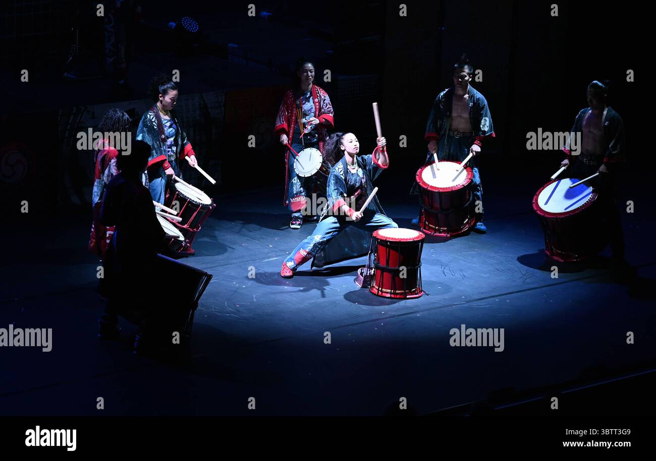 Die Show YAMATO The Drummers of Japan - mit ihrer neuen Bühnenshow Hito ...