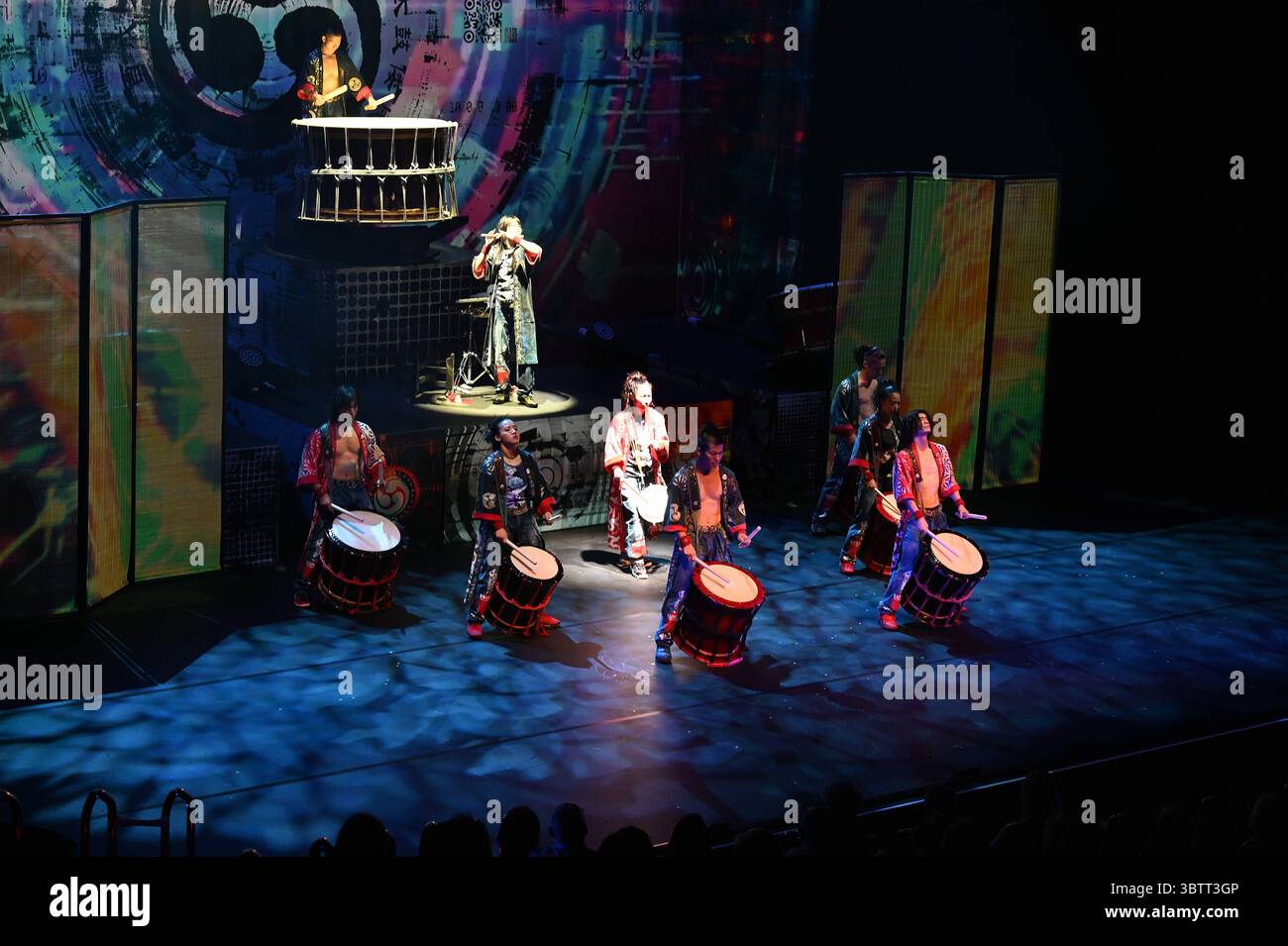 Die Show YAMATO The Drummers of Japan - mit ihrer neuen Bühnenshow Hito ...