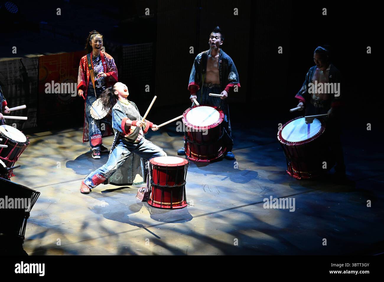 Die Show YAMATO The Drummers of Japan - mit ihrer neuen Bühnenshow Hito ...