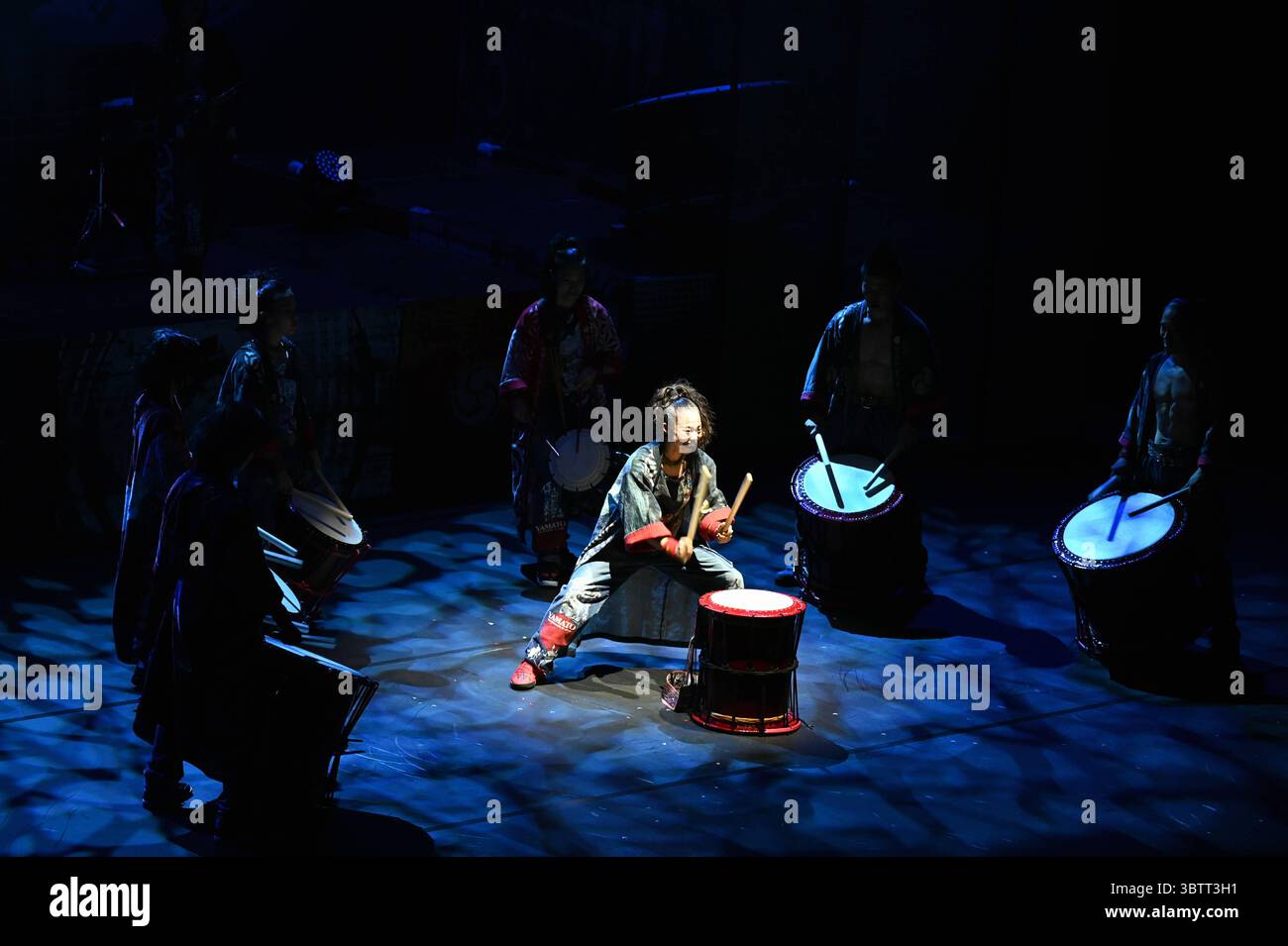 Die Show YAMATO The Drummers of Japan - mit ihrer neuen Bühnenshow Hito ...