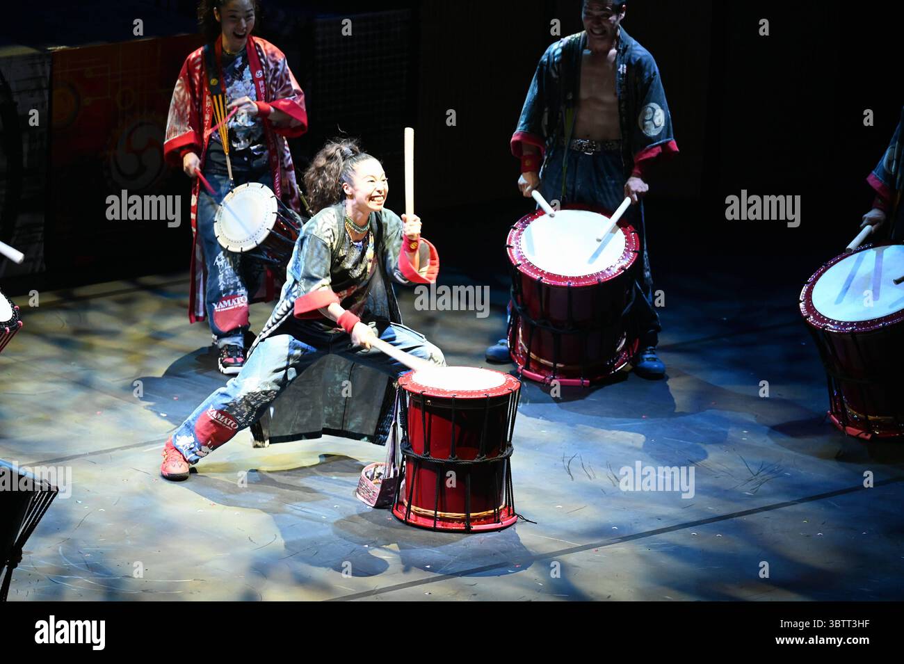 Die Show YAMATO The Drummers of Japan - mit ihrer neuen Bühnenshow Hito ...