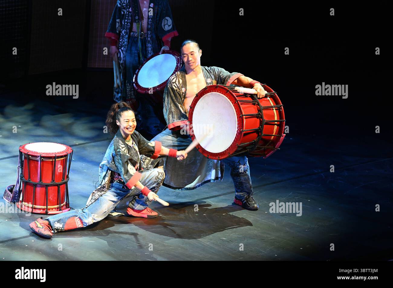 Die Show YAMATO The Drummers of Japan - mit ihrer neuen Bühnenshow Hito ...