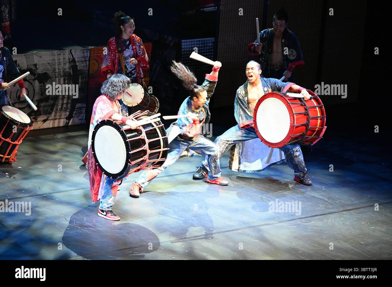 Die Show YAMATO The Drummers of Japan - mit ihrer neuen Bühnenshow Hito ...