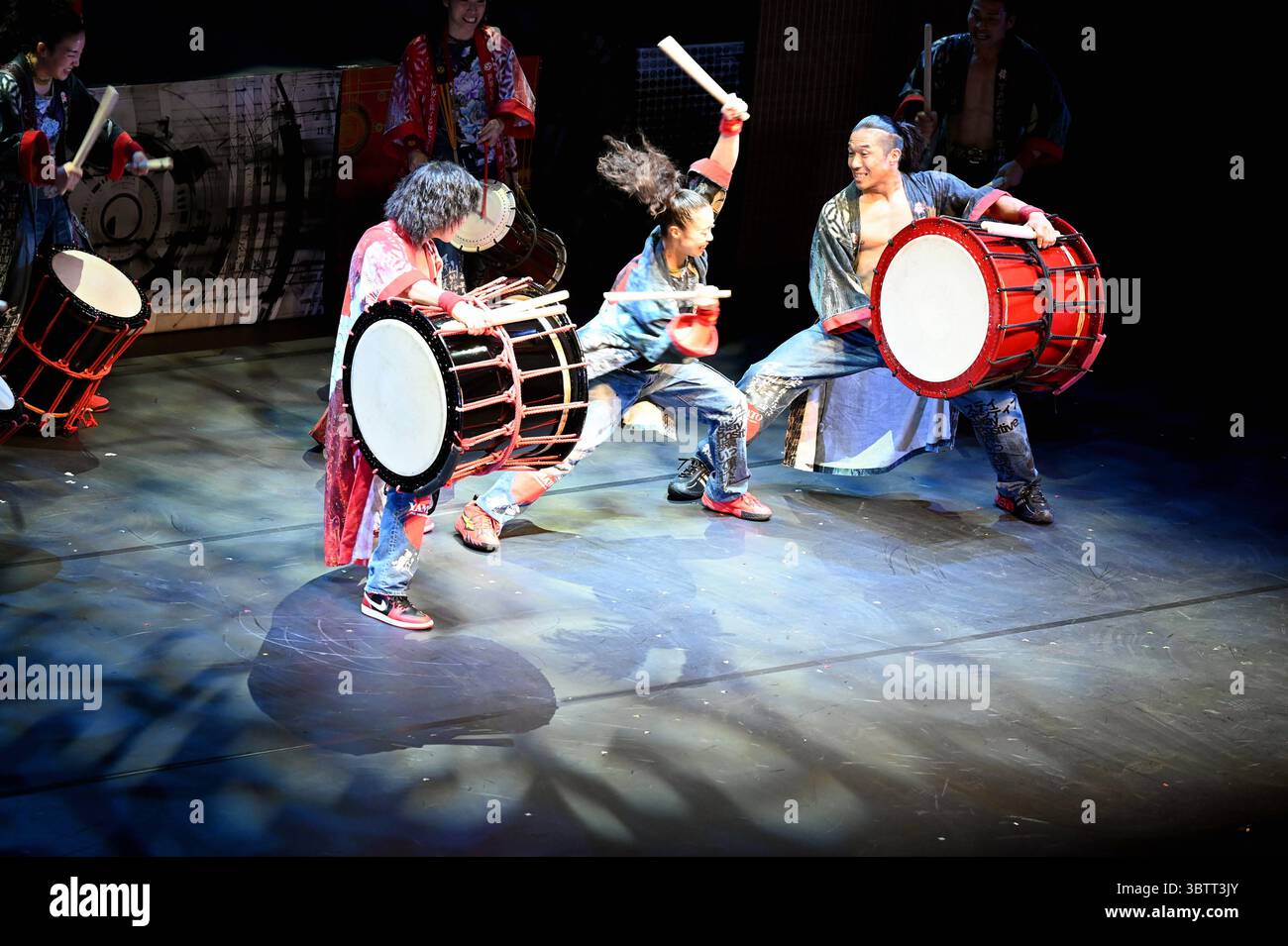 Die Show YAMATO The Drummers of Japan - mit ihrer neuen Bühnenshow Hito ...