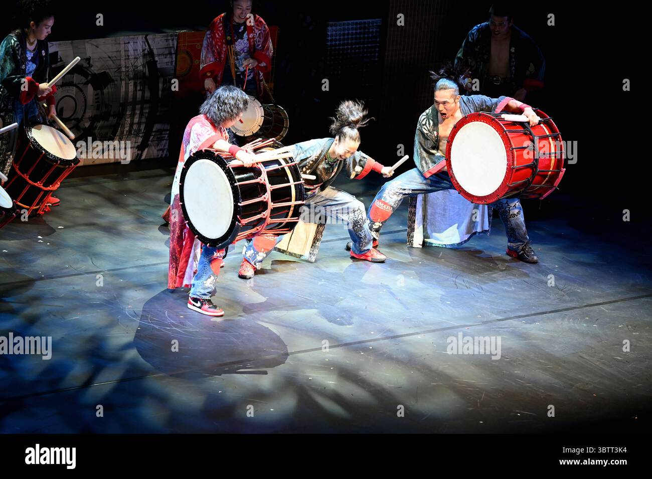 Die Show YAMATO The Drummers of Japan - mit ihrer neuen Bühnenshow Hito ...