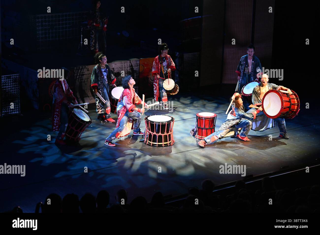 Die Show YAMATO The Drummers of Japan - mit ihrer neuen Bühnenshow Hito ...