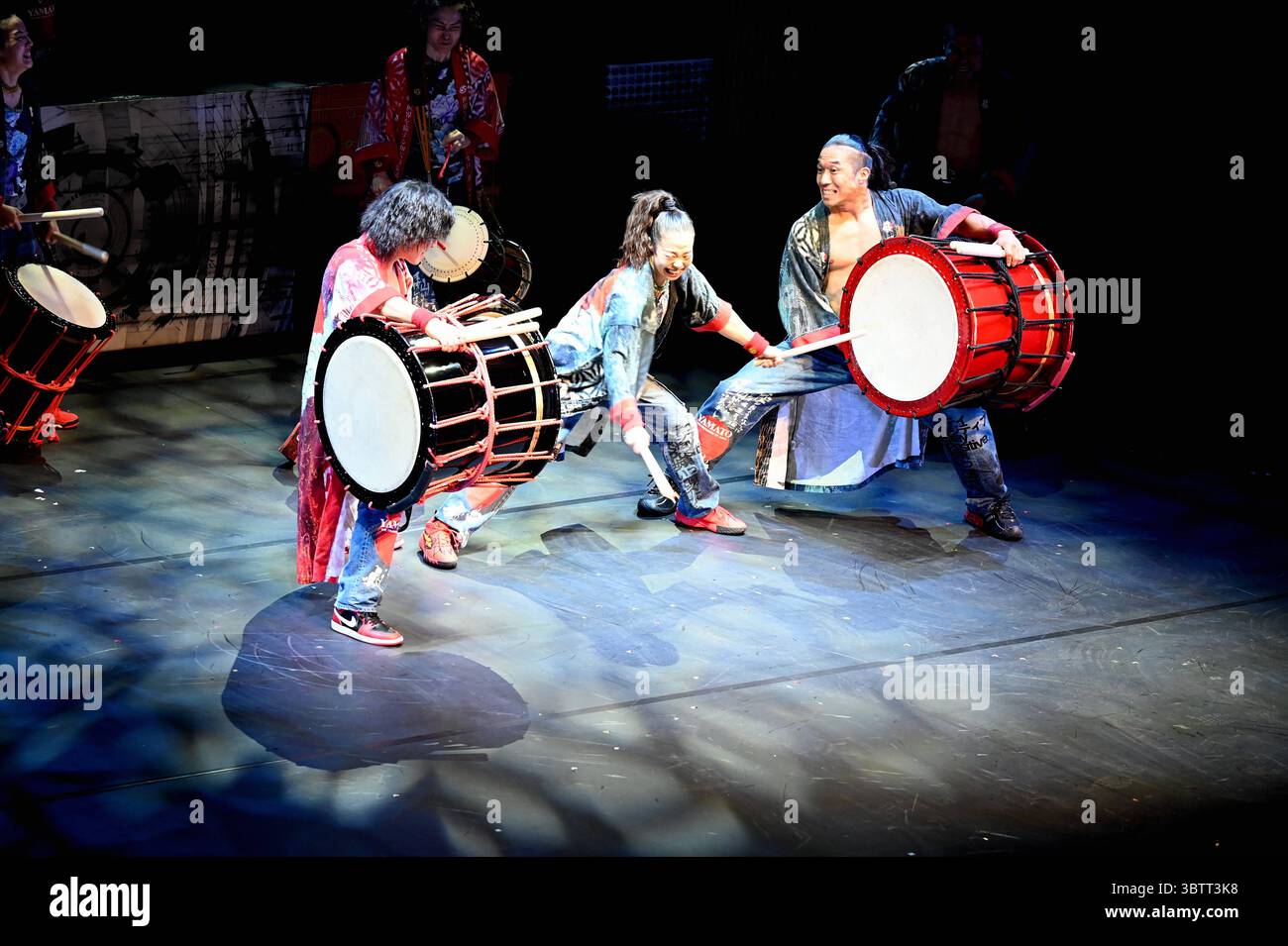 Die Show YAMATO The Drummers of Japan - mit ihrer neuen Bühnenshow Hito ...