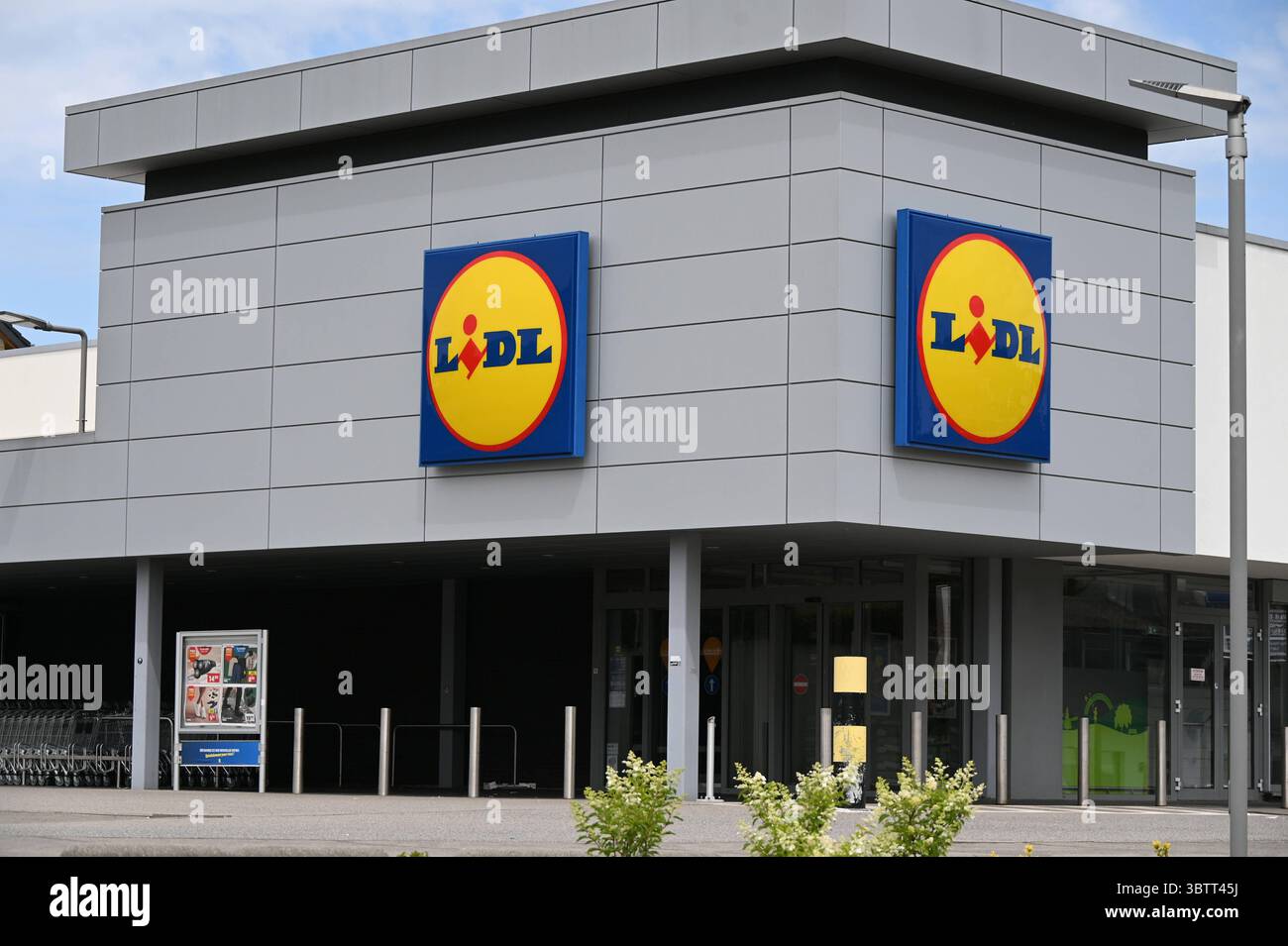 Logo, Schriftzug des Discounter LIDL an einer Filiale *** Logo ...
