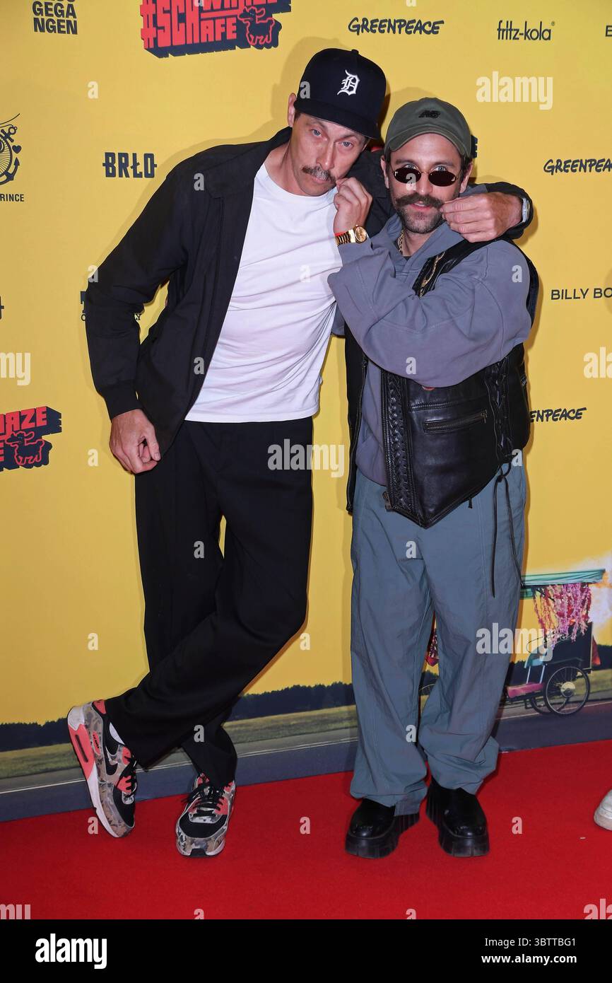 Marc Hosemann, Arman Kashani bei der SchwarzeSchafe Premiere im Kino in ...