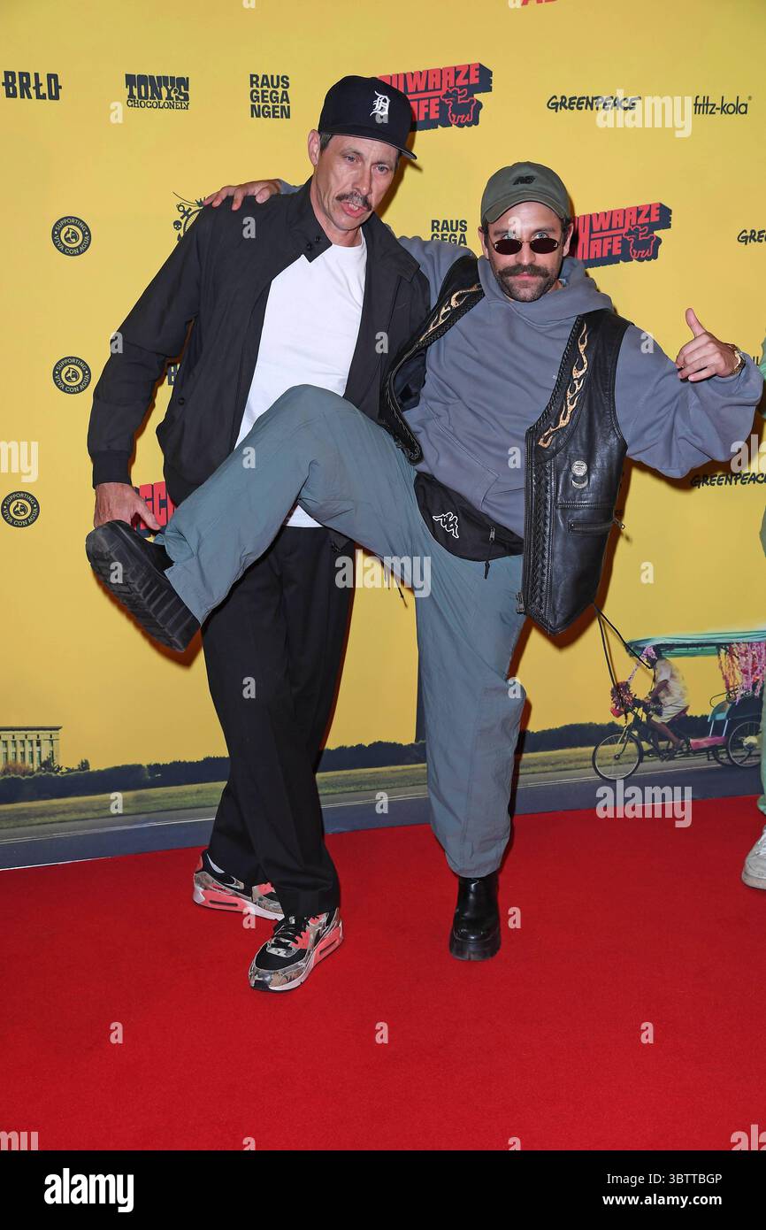 Marc Hosemann, Arman Kashani bei der SchwarzeSchafe Premiere im Kino in ...