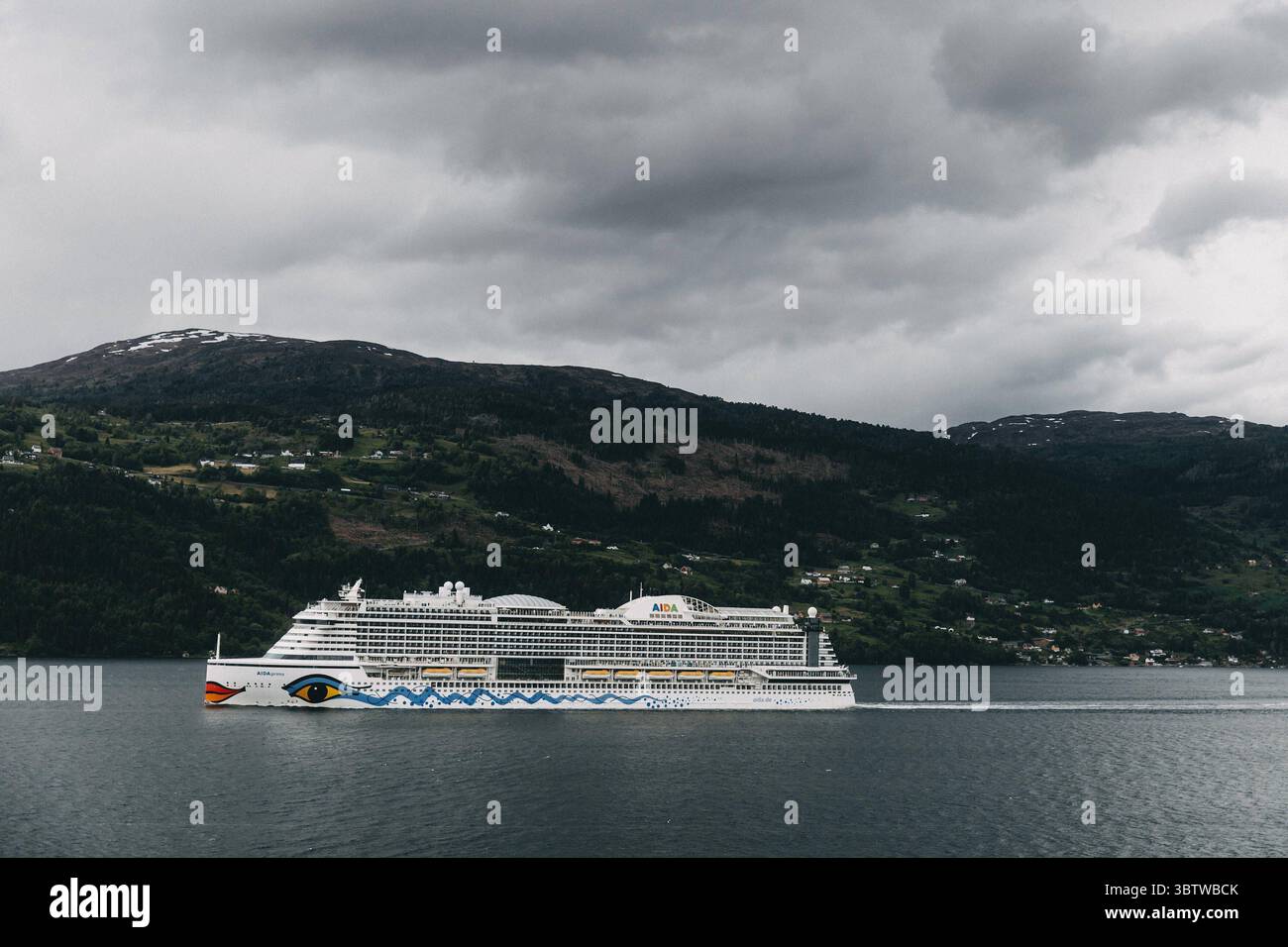 08.07.2025, xkwix, Perla, AIDA, Nordsee: AIDA Prima überholt mitten im ...