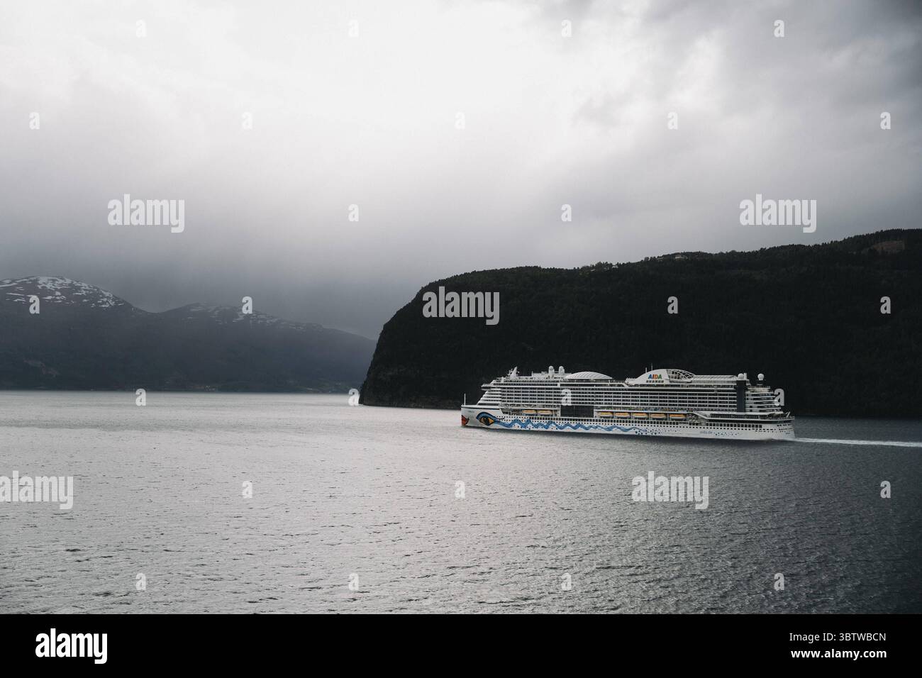 08.07.2025, xkwix, Perla, AIDA, Nordsee: AIDA Prima überholt mitten im ...