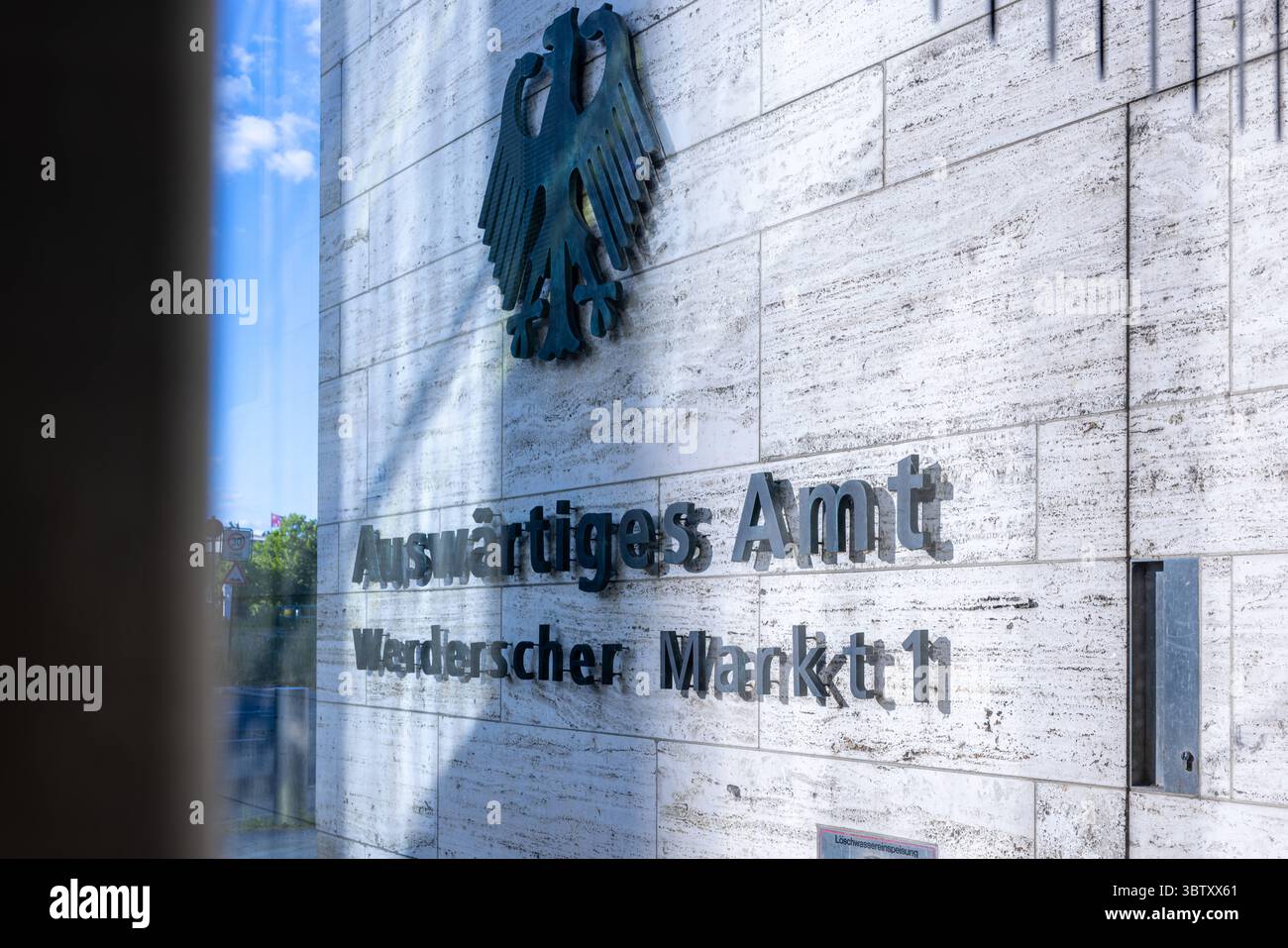 Auswärtiges Amt Deutschland Berlin am 03.07.2025: Das Bronze Schriftzug ...