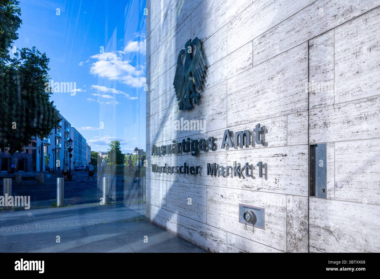 Auswärtiges Amt Deutschland Berlin am 03.07.2025: Das Bronze Schriftzug ...