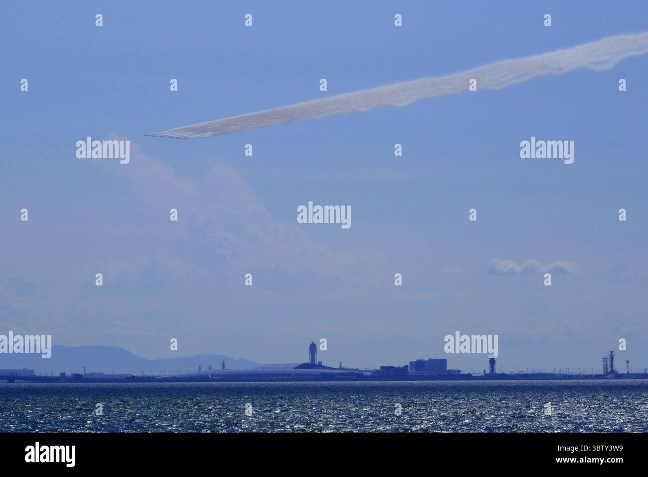 The Japanese Air Self-Defense Force's Blue Impulse aerobatic team flies ...