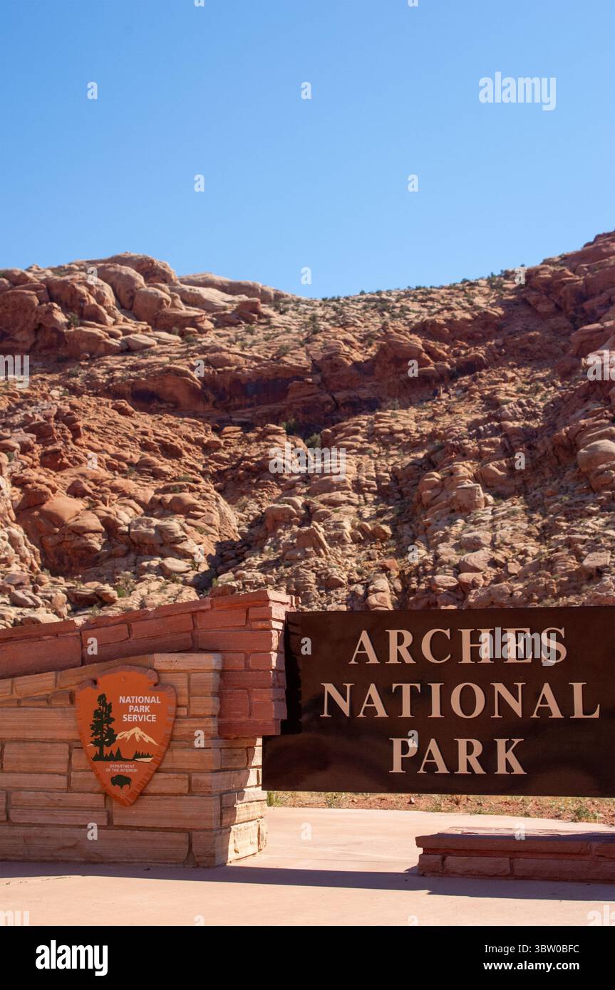 ARCHES NATIONAL PARK, MOAB, UTAH, USA: A sign from the National Park ...