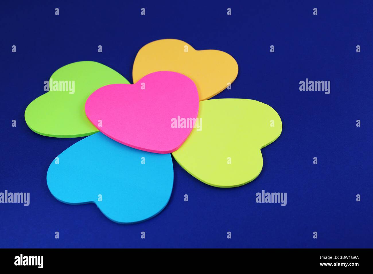 Heart-shaped sticky notes that form a flower Stock Photo - Alamy