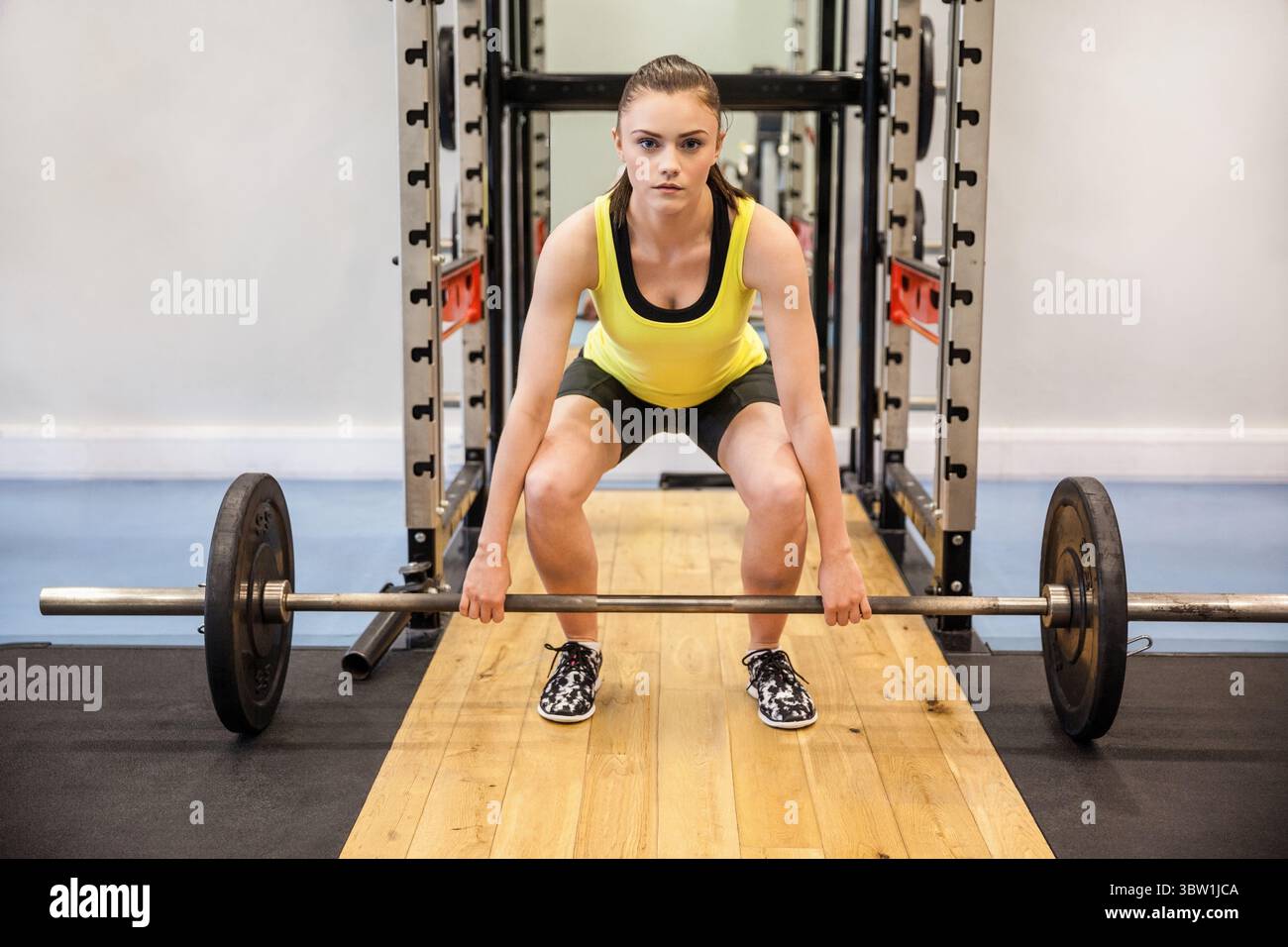 Woman performing deadlift lifting hi-res stock photography and images ...
