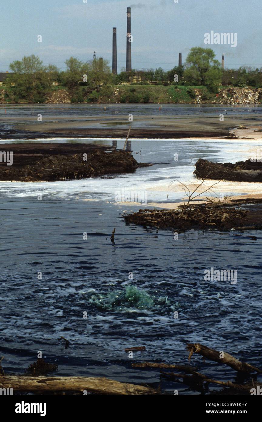 East Germany pollution Bitterfeld Mai 1990 tsilbersee lake full of ...