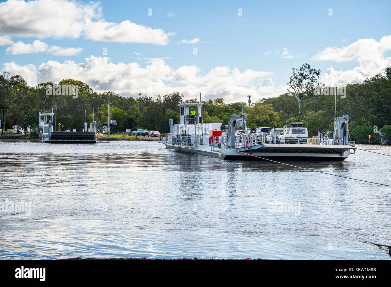 Tewantin Vehicle Ferry midway across Noosa River, Tewantin, Sunshine ...
