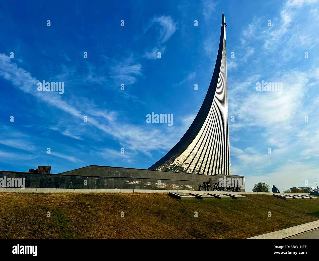 Vertical curved lines dynamic hi-res stock photography and images - Alamy