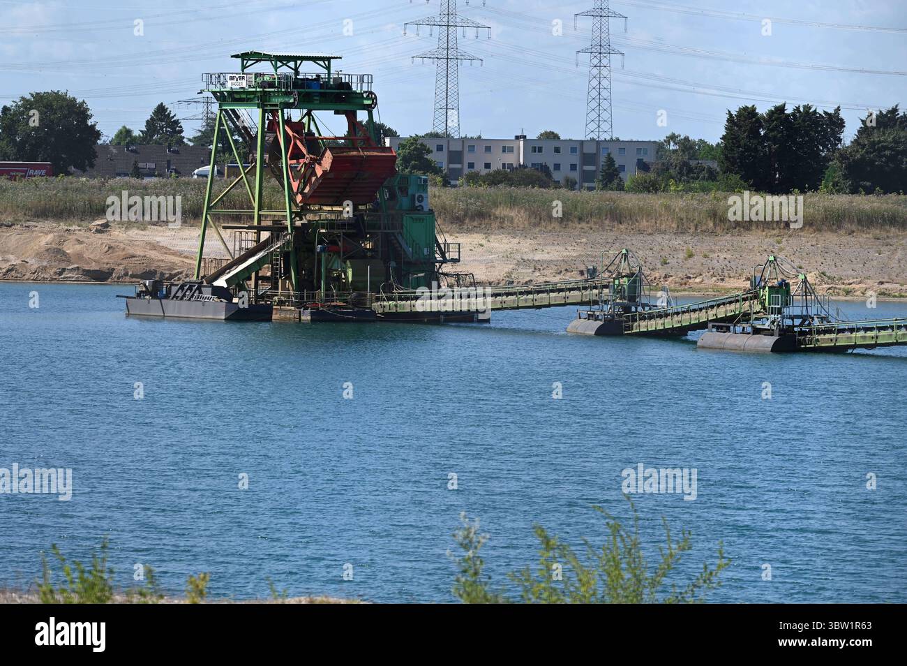 Ein Schwimmbagger in einem Baggersee, am 15.07.2025 in Kaarst ...