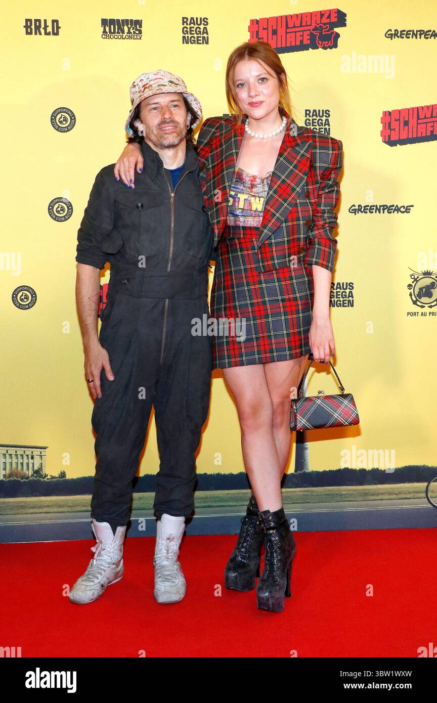 Tobias Jundt und Jella Haase bei der Premiere des Kinofilms Schwarze ...