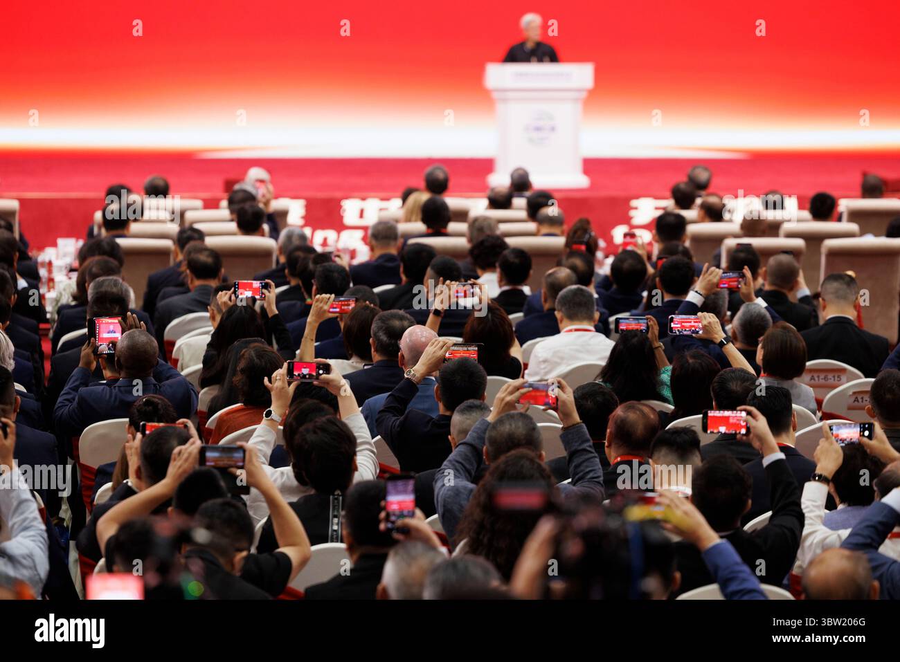 (250716) -- BEIJING, July 16, 2025 (Xinhua) -- A guest delivers a ...