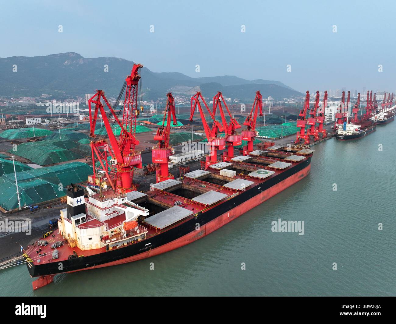 Aerial photo shows the ship unloading coals at Lianyungang Port in ...