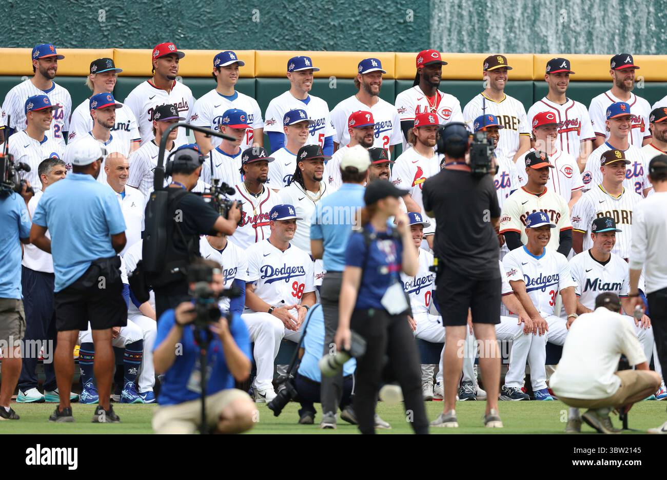National League All-Stars' players and coaches pose for a team photo ...