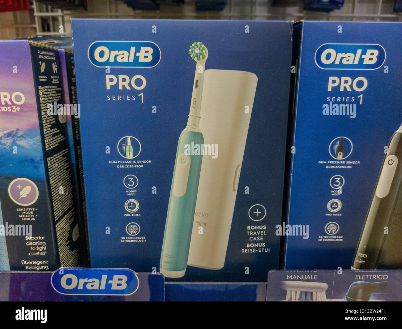 ORAL B ELECTRIC TOOTHBRUSH BOXES ON DISPLAY INSIDE THE FOOD STORE Stock ...
