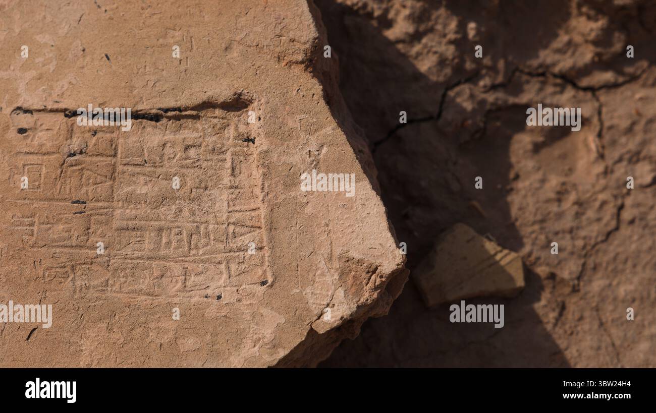 Ancient cuneiform tablet hi-res stock photography and images - Alamy
