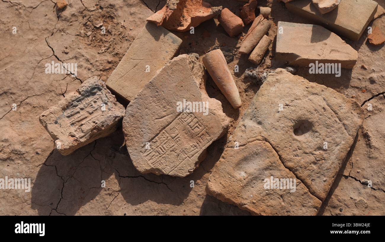 Excavation in Uruk, Iraq reveals ancient pottery and clay tablets ...