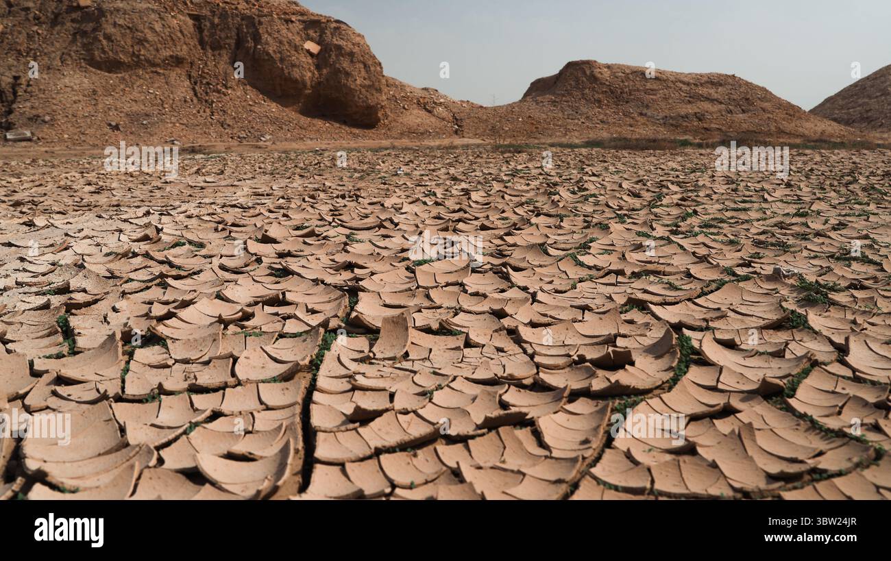 Parched ground shows distinct patterns in Uruk Iraq, highlighting the ...