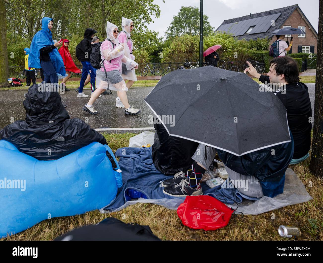 BEUNINGEN - Participants walk through Beuningen during the second ...