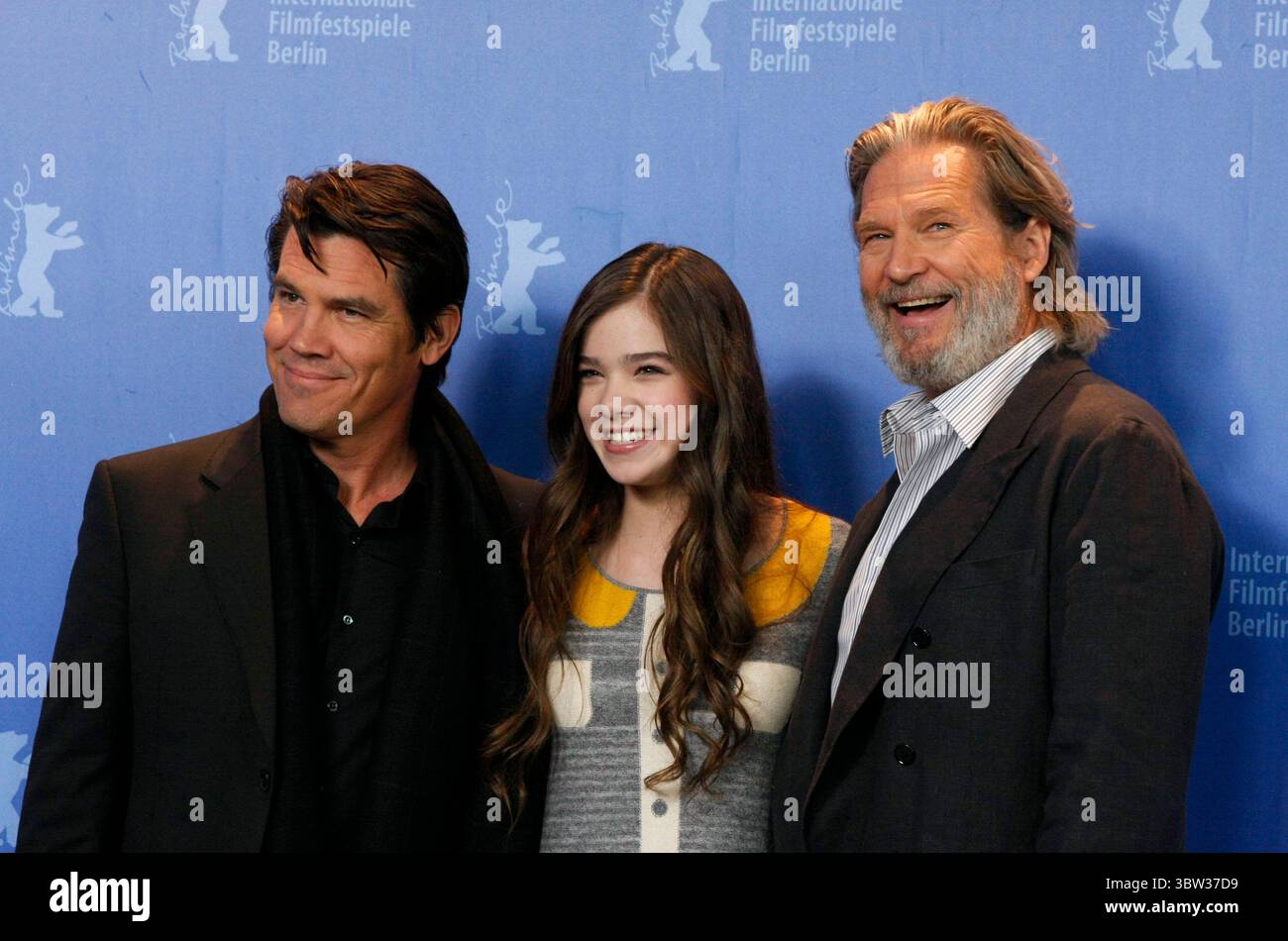 Josh Brolin, Hailee Steinfeld and Jeff Bridges at the photocall for ...