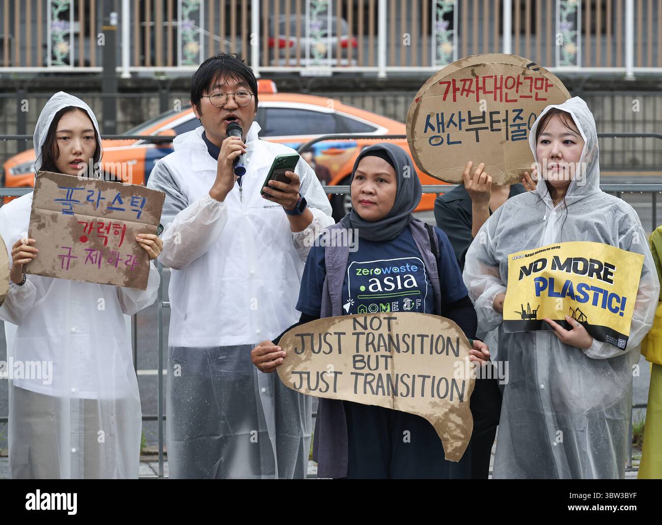 Plastics treaty lobby in Seoul, South Korea Activists from 17 domestic ...