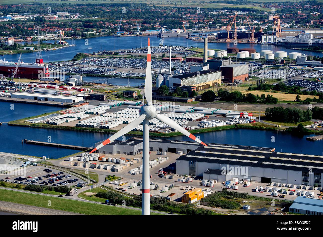 01 July 2025, Lower Saxony, Emden: A wind turbine stands on the south ...